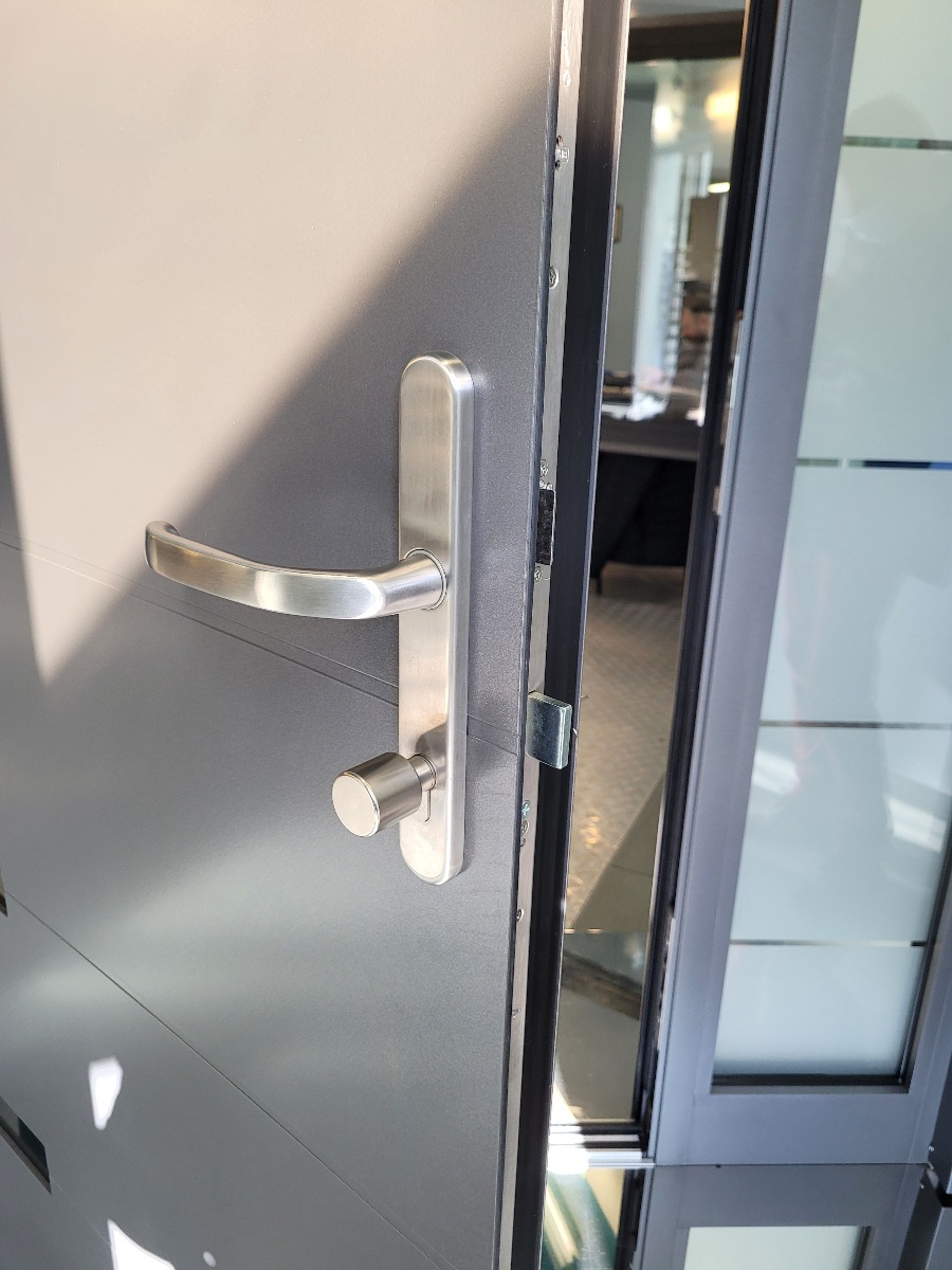 What does the multi-point lock system for LIM doors from Domadeco look ...